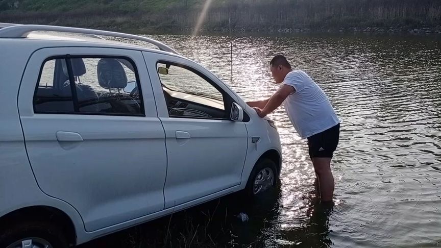 不怕水的低速老年代步电动四轮车,朋友们看看怎么样?