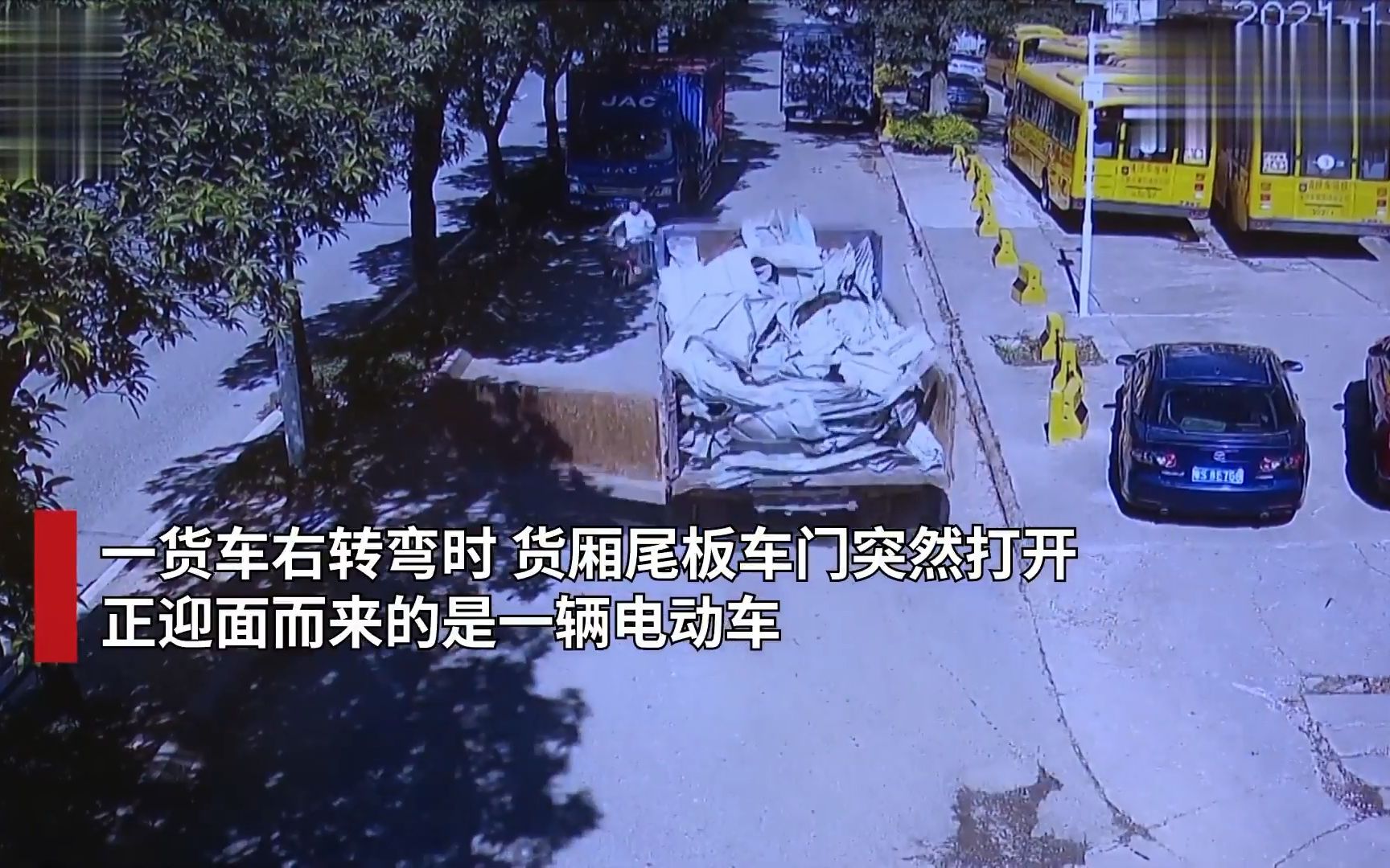货车厢门突然打开,电动车迎面险遭“铁巴掌”,司机一个动作自救