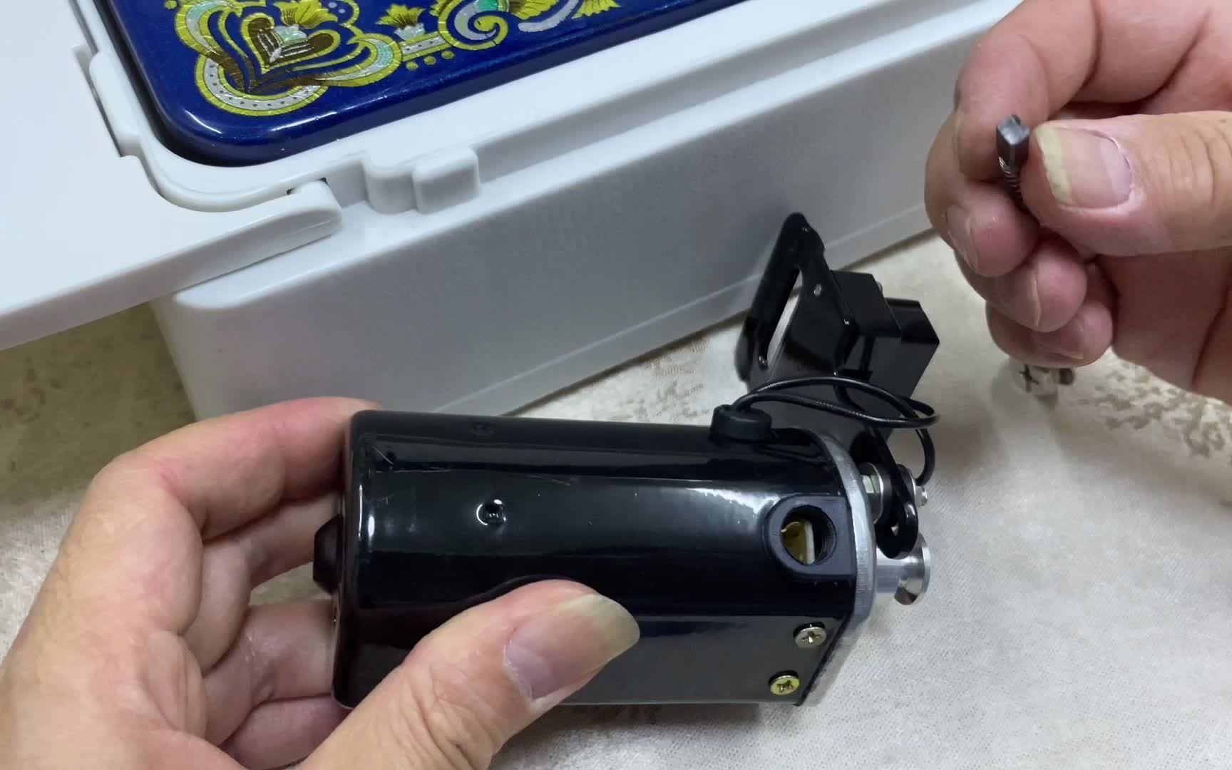 缝纫机电机碳刷不知道怎么安装?看了老师傅操作,才知道这么简单