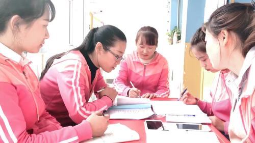 教师在实践、研讨中学会反思,在反思中逐渐改进自己的教育理念和...