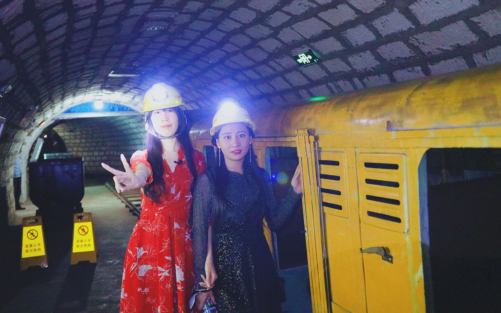 俩妹子第一次下矿井,被采煤过程深深震撼,煤矿工人太难了!