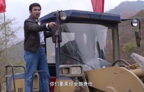 市里将垃圾处理厂建在山里,村民集体拦车讨要说法