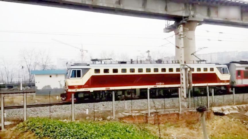 达州开往广州的火车 SS7C牵引K1174次进襄渝铁路安康站