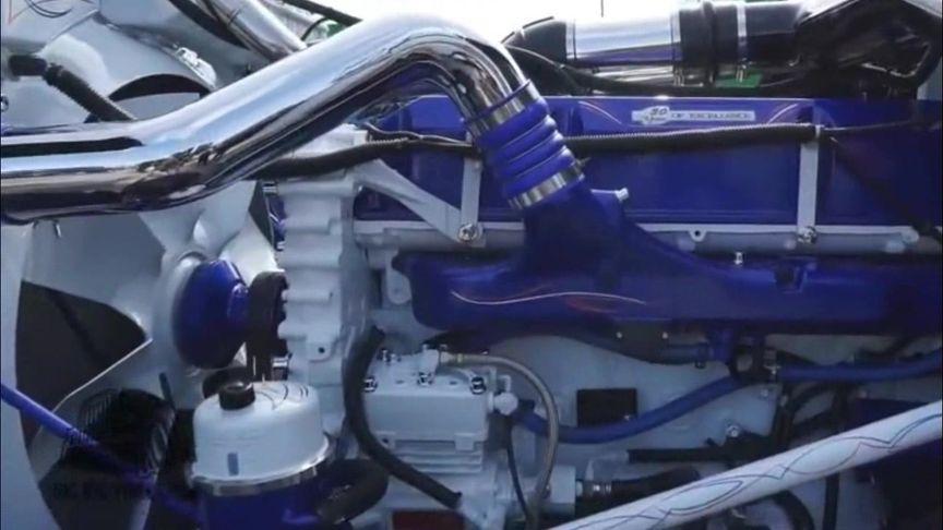 半挂车的发动机就应该这样设计,维护很方便