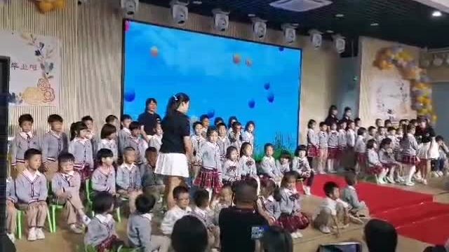 #幼儿园联欢会 人生第一次毕业,恭喜宝贝步入小学生涯
