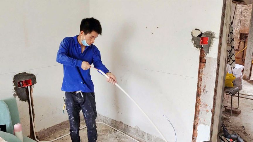 老房家庭装修,室内水电管线重排,电线穿管可两头穿省时省力