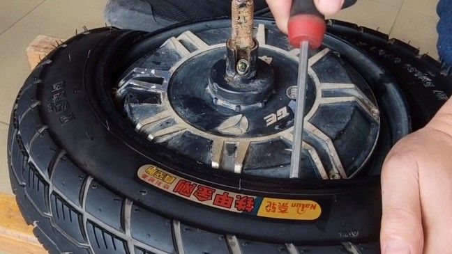 没有专用工具,怎样安装电动车轮胎?看似复杂其实很简单