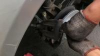 福特蒙迪欧换后轮刹车片右边顶分泵是反的