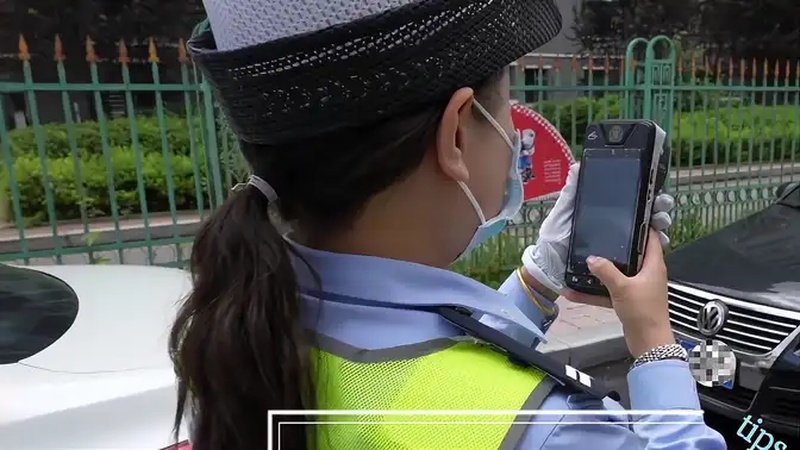 闯红灯被撞反问责任,女子质疑交警引热议