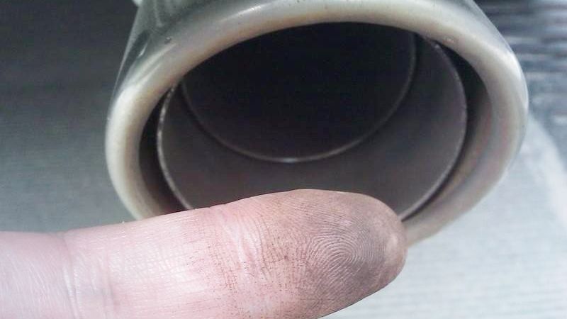 汽车排气管有黑粉末,是不是烧机油?老技工的一番话解释得很明白