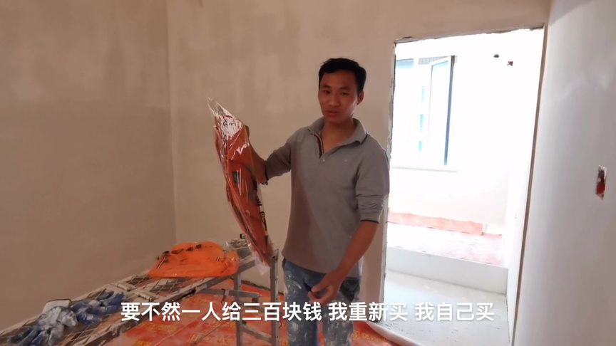 新工作服花了一两百,却被漆工嫌东嫌西,装修小伙放狠话不穿罚款
