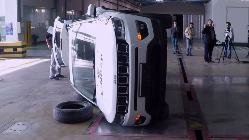 Jeep指南者碰撞测试中翻车视频:你们能看出是什么原因让它翻了吗