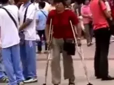 残疾人走路实在不容易啊