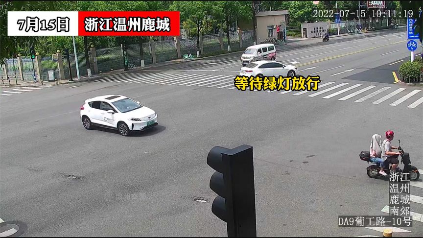 女骑手直闯红灯,酿事故负全责