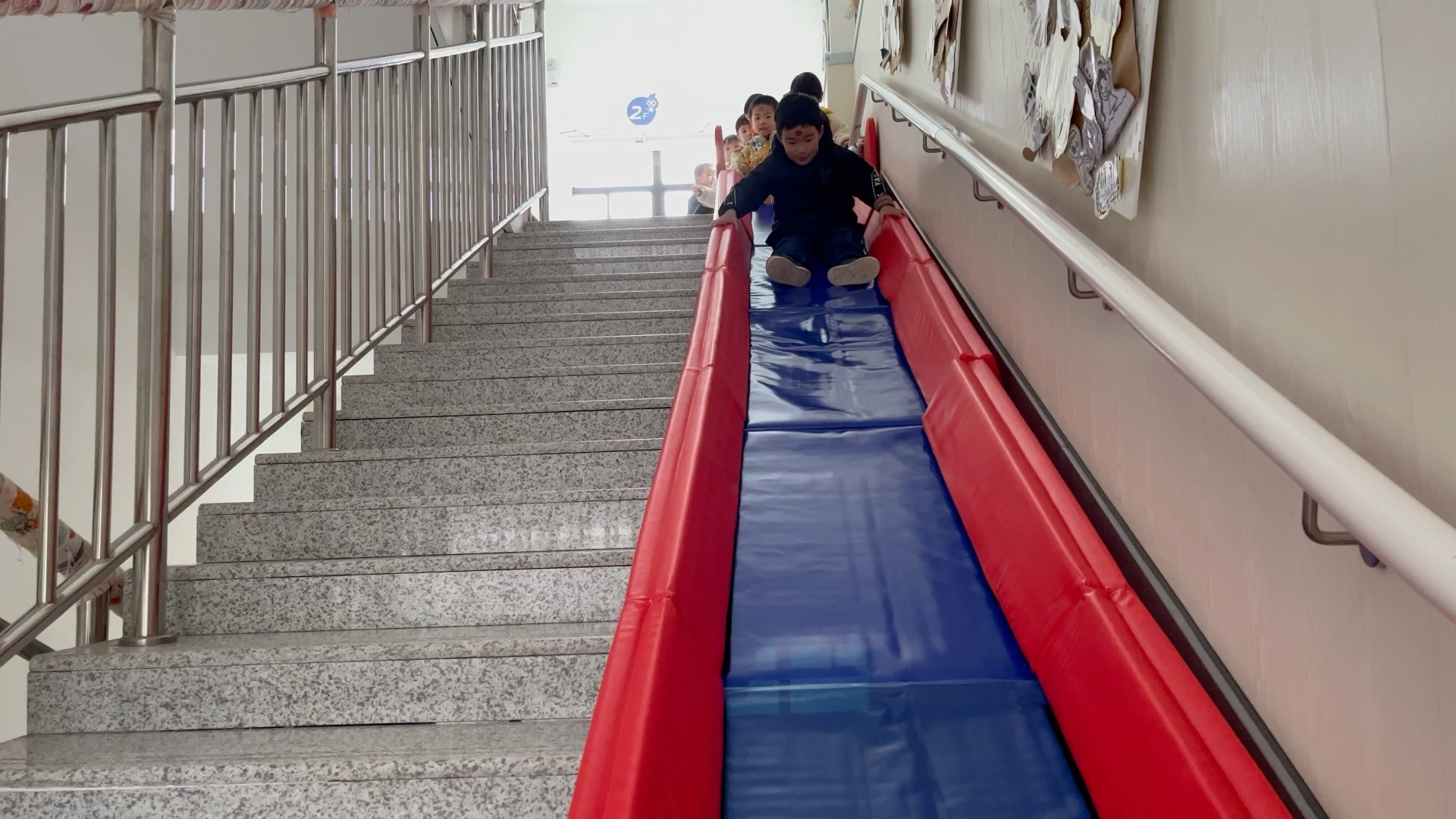 幼儿园里逃生用的滑梯,带小班孩子们体验了一番