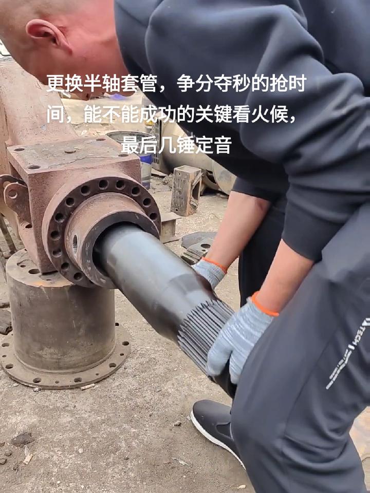 更换半轴套管,争分夺秒的抢时间,能不能成功的关键看火候,最后几锤...
