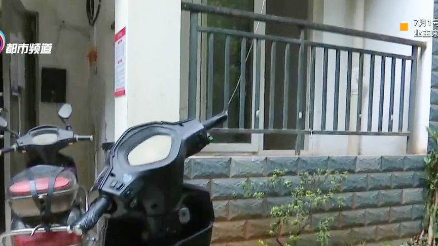 危险!下雨天从五楼私拉电线充电动车