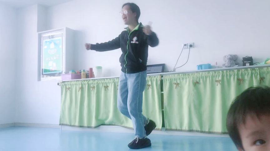 音乐律动可以锻炼宝宝的身体协调性,模仿能力和节奏感～