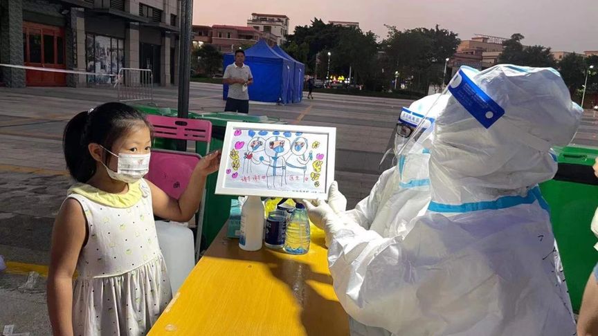 暖!小女孩做完核酸检测后送医护手绘礼物:谢谢医生❤️!