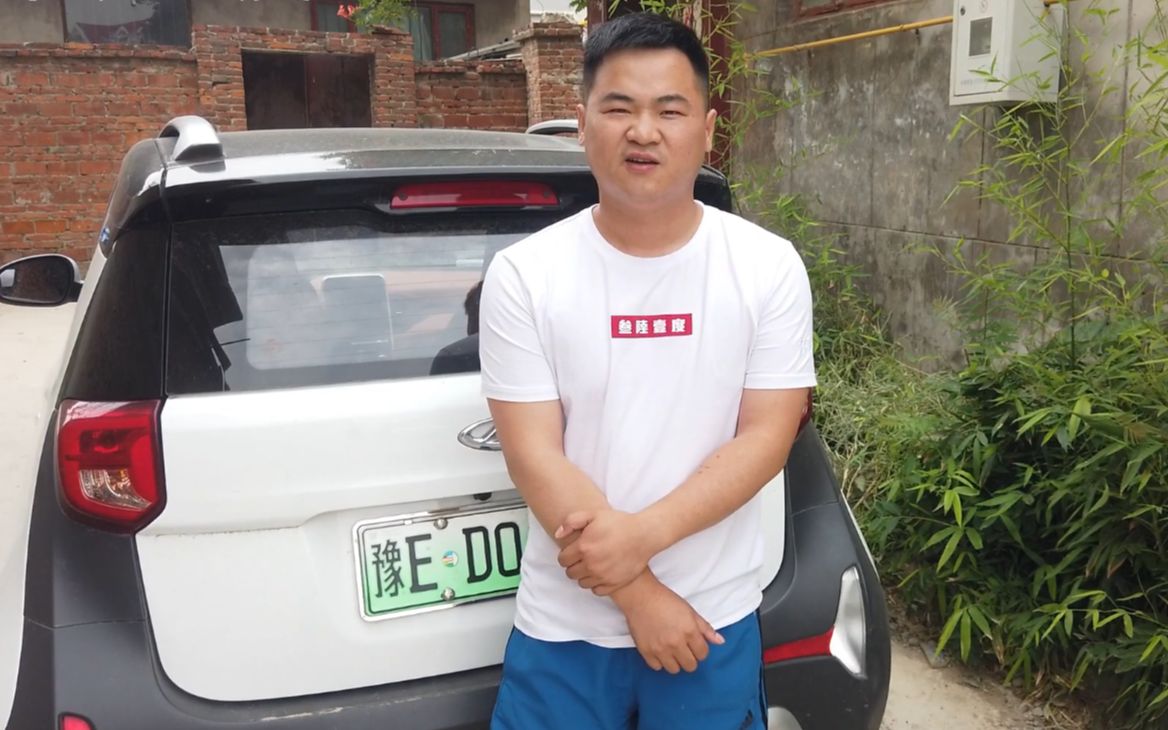 农村小伙花7万买国产电动汽车,如今开一年了,他后悔了吗?