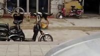 【残忍】 两只大狗当街撕咬一个小流浪狗!