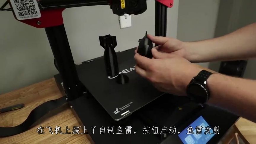 老外自己建造大型战舰模型和战机,想不到还可以发射导弹和鱼雷