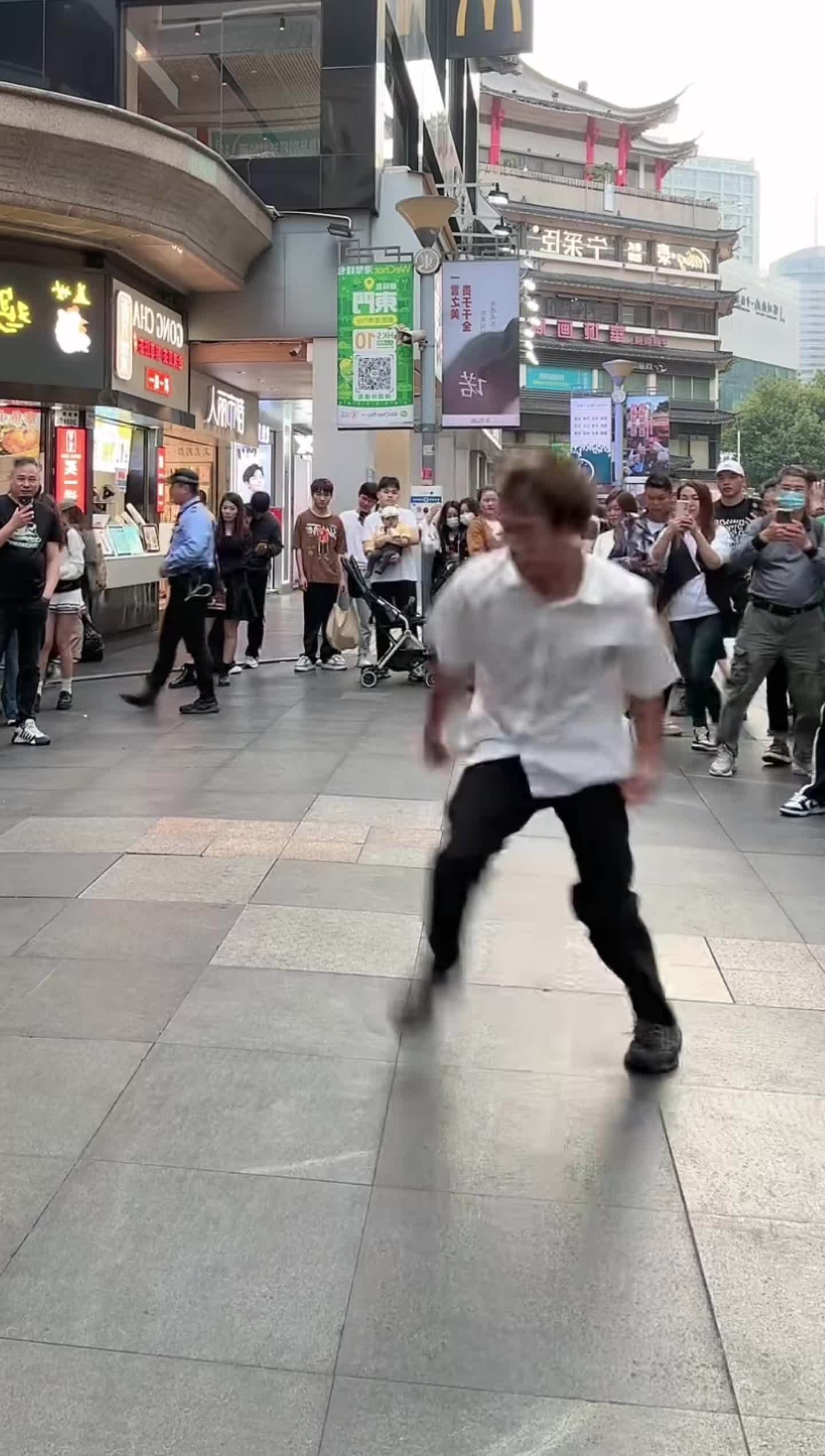 #街舞 街舞才艺表演,路人惊呆了