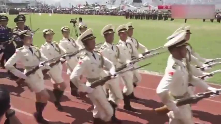 解放军驻港部队升旗仪式全过程,附带三军仪仗队正步劈枪镜头!