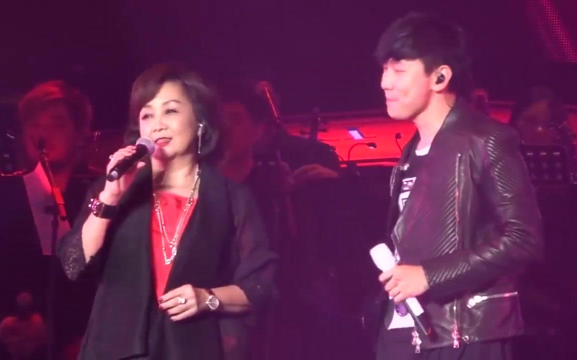 林俊杰演唱会与妈妈合唱《手心的蔷薇》, 母子对望太有爱了!
