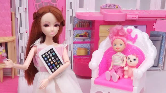 芭比娃娃放学后上网看动画片,妈妈很生气