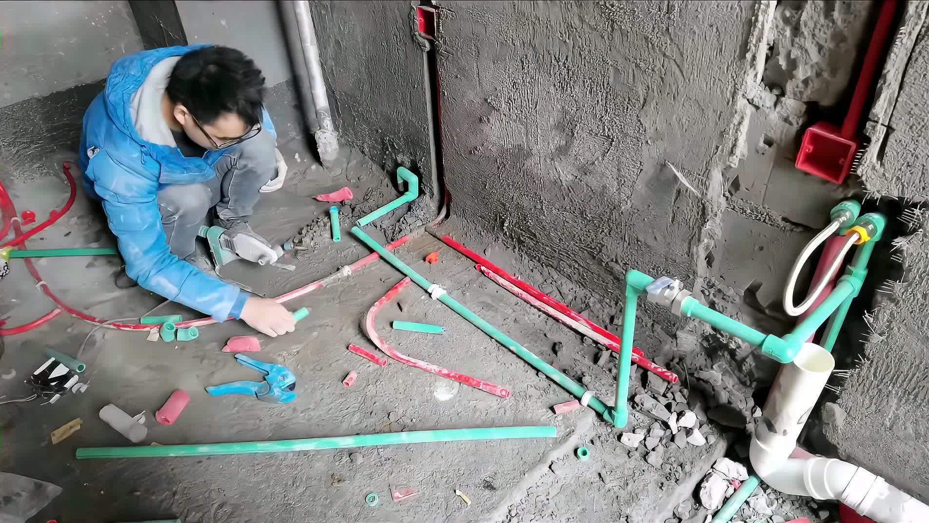 施工厨房排水管,采用75管加存水弯完全不符合物理施工数据的