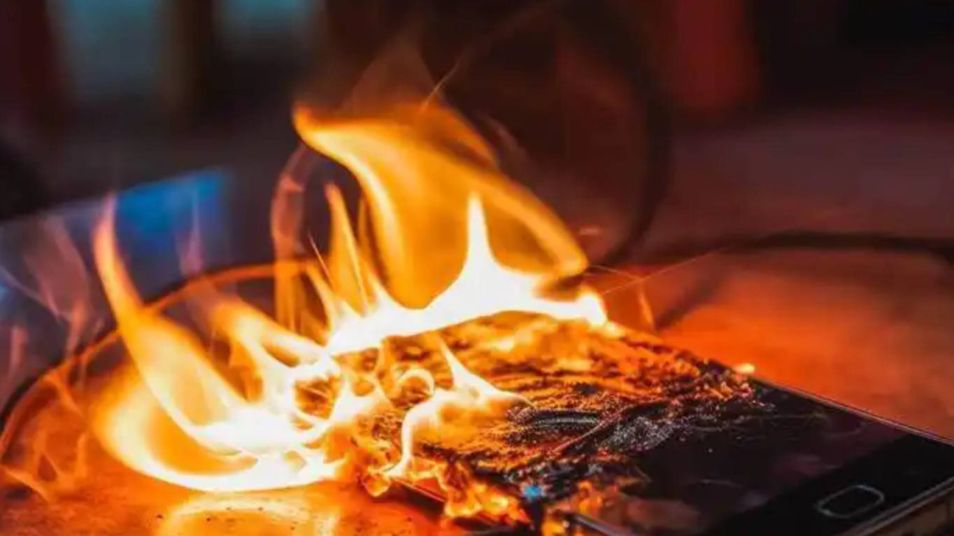 航班上锂电池起火如何处置?空乘:第一时间可用水、饮料灭火