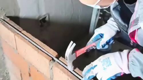 用红砖砌筑5公分厚的砖墙竟然不会倒塌看看师傅是怎么做到的