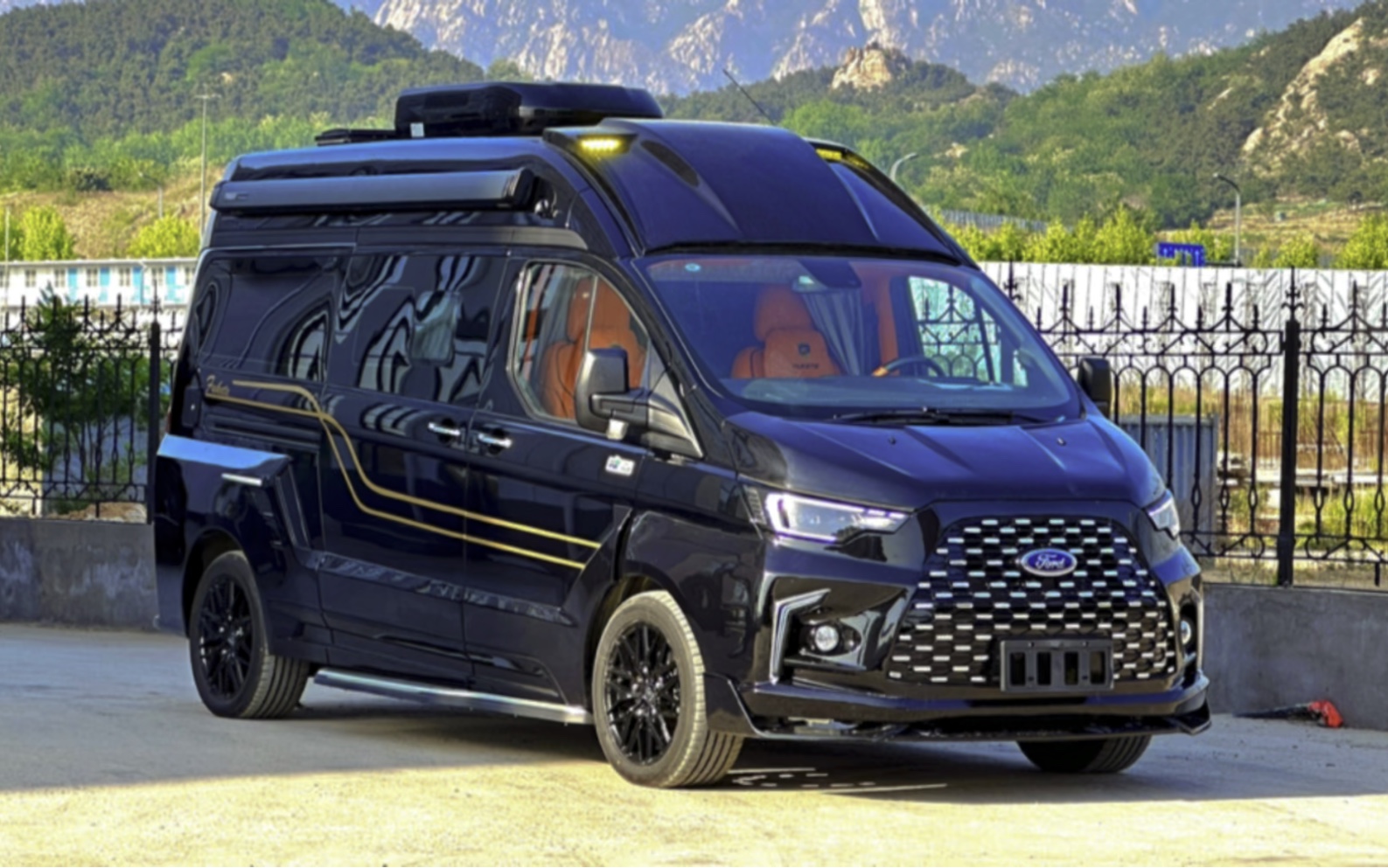 哪台房车能给你带来家用车的驾乘感受,来看看这台福特v362