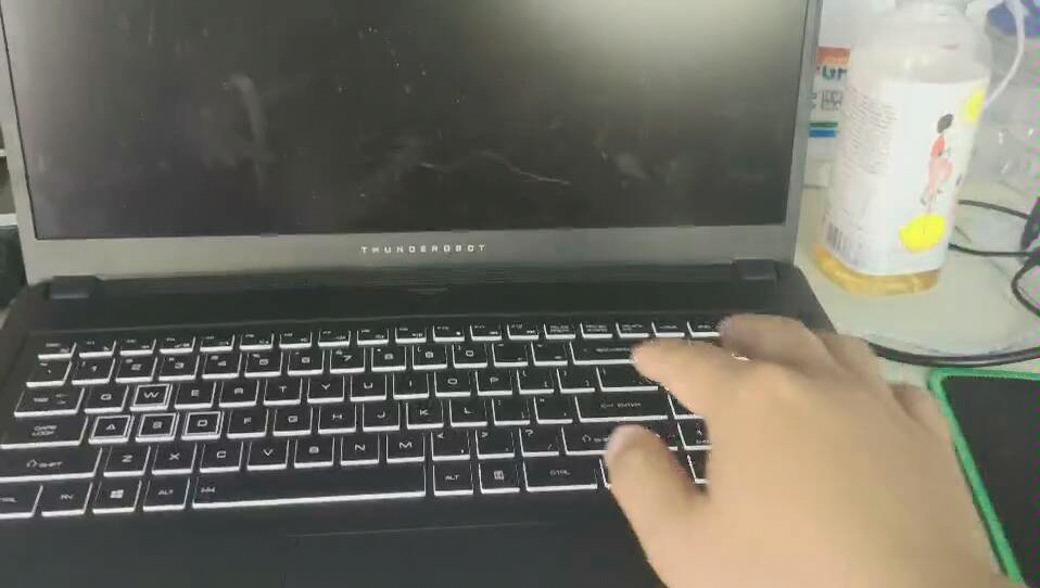 雷神笔记本 买了不到27天直接开机不显示画面了