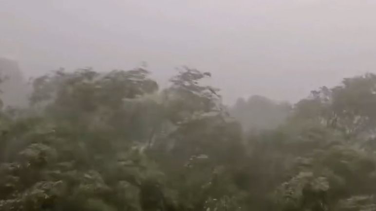 狂风暴雨加冰雹,震撼!