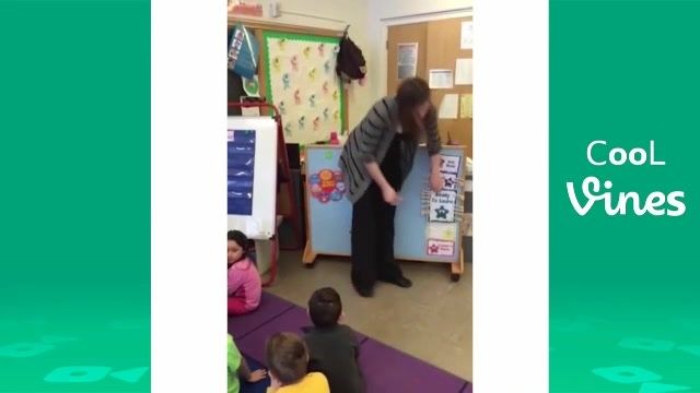 幼儿园教室太小,学生坐地上,老师上课都没有下脚的地方