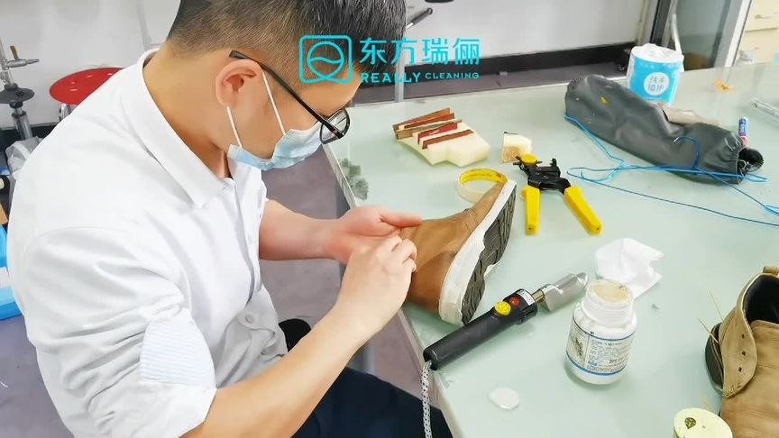 真皮鞋整体磨损泛白,看我们的老师如何来修复#年轻就要真材实料