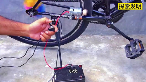 只需要在自行车上安装一个马达,就可以变成电动自行车