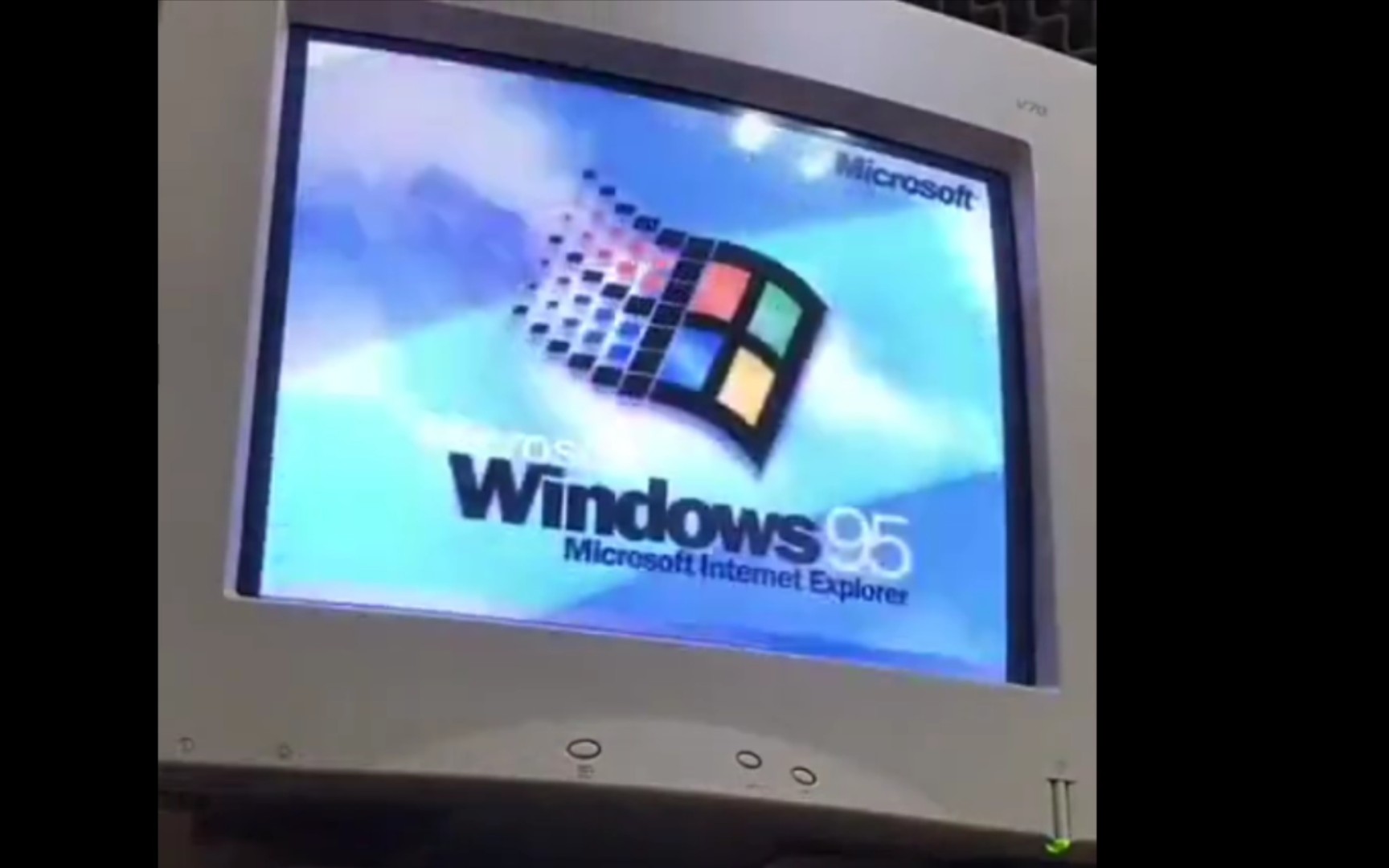 ...见过Windows95时代的系统和电脑硬件吧,我们上微机课就是这种电脑