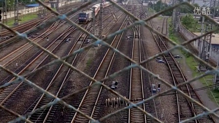 动车27次出站【大车友好鸣笛】同向踩掉HXD3C牵引2261次列车