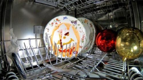洗碗机是如何洗碗的?看完整个洗碗过程后,你还敢用这些碗吗