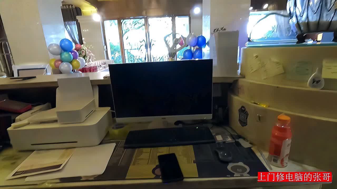 美女电脑风扇转一会就停拆开后拨动下风扇奇迹发生了到底什么情况