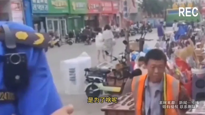 城管执法被路过的女子拍下,其中一名城管与女子发生争执