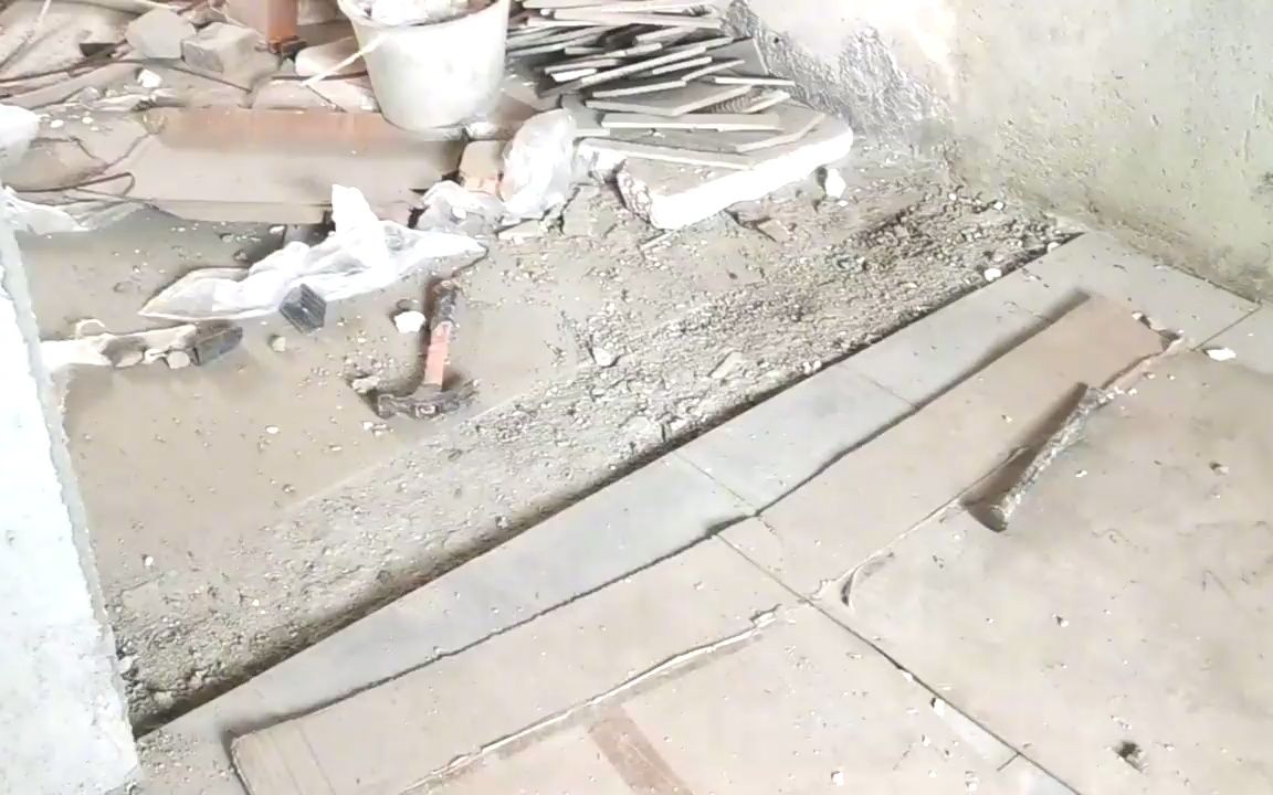 旧房改造翻新;全程自己装修,铺完走廊瓷砖效果不赖很满意!