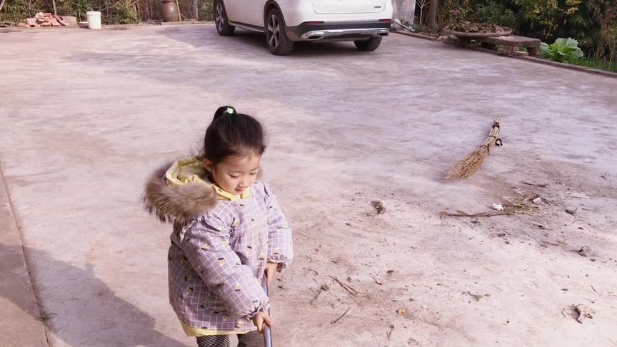 #记录成长点滴 回老家的丫头,跟着外婆做家务!幼儿园作业打卡了