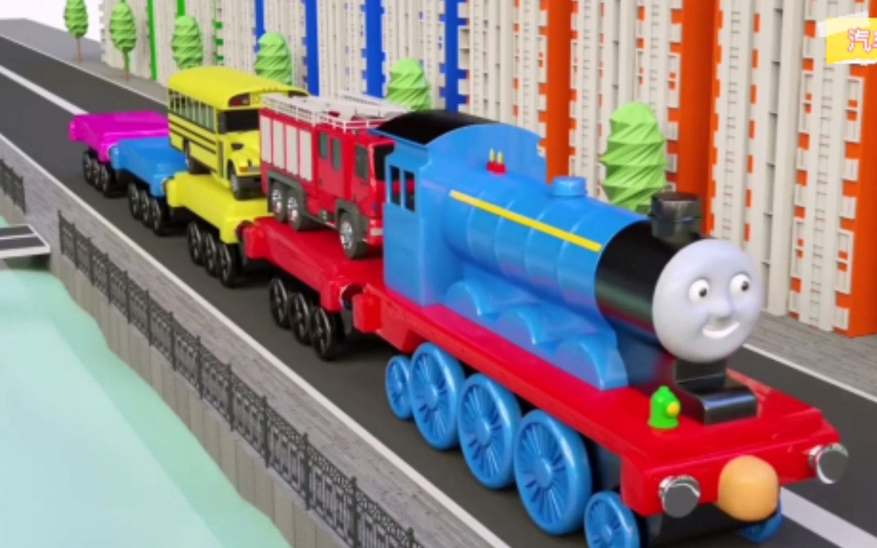 工程车不遵守交通规则 后果真的很惨 起重机来救援 托马斯将落水汽车...