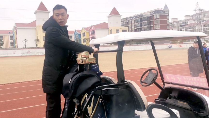 走进职业学校拍摄宣传片专题一:帅气教练教你怎么挥杆打高尔夫球