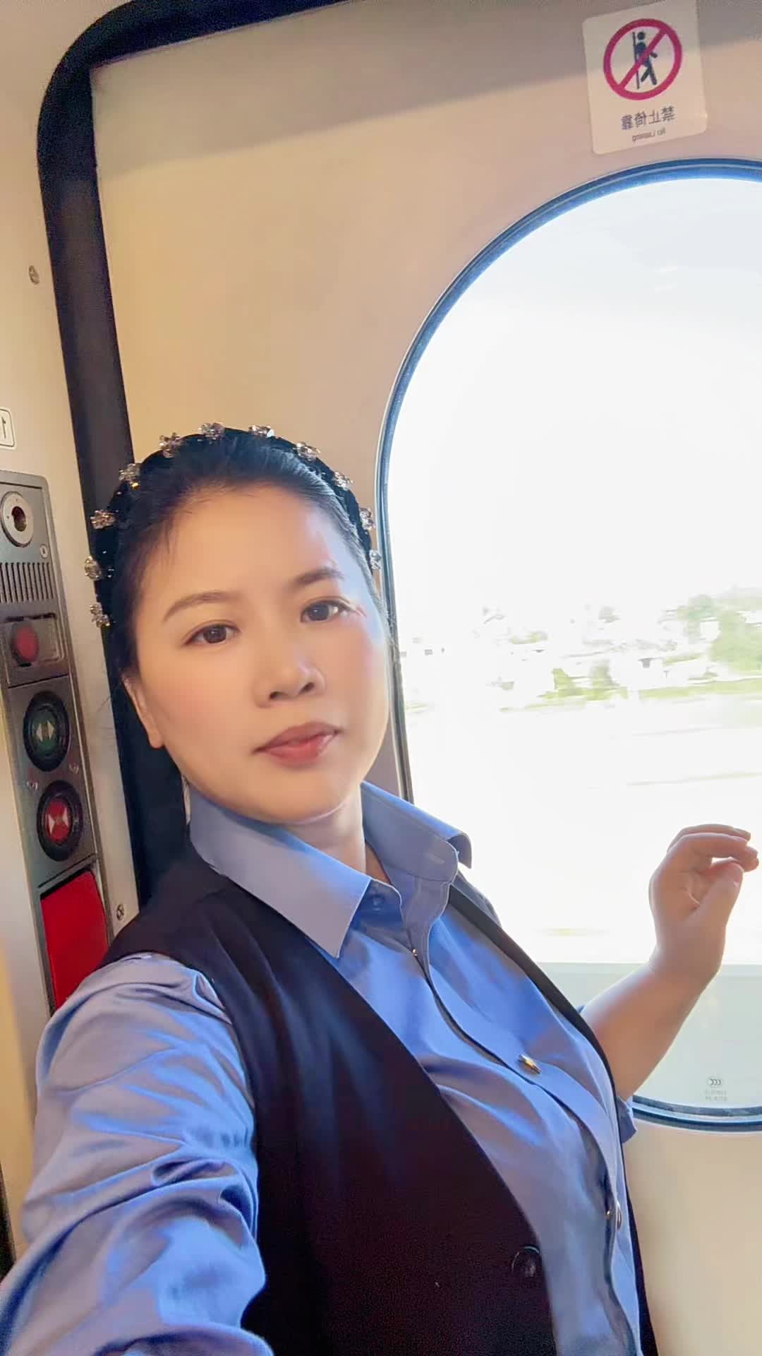 ...是不断切换的治愈画面,车内是片刻的松弛时光。叮咚～前方到站衡阳...