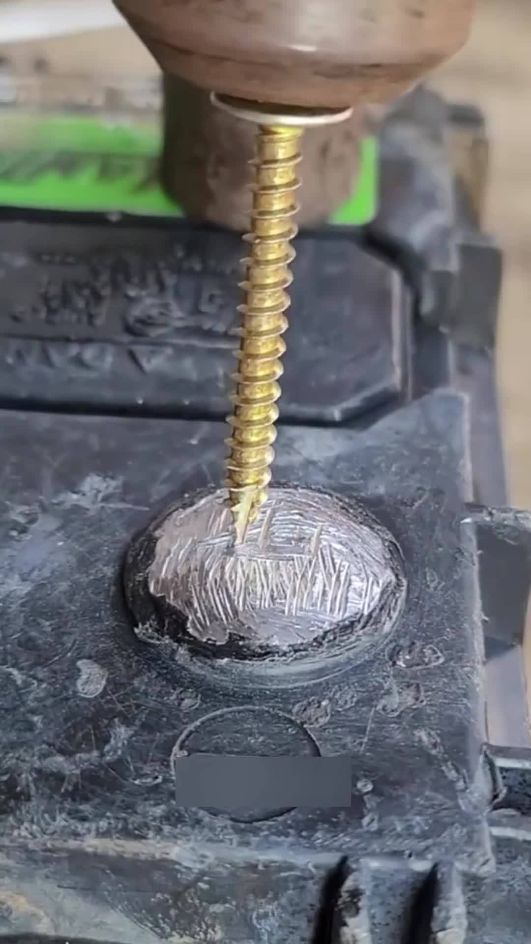 电瓶修复!老师傅一出手,效果大不同?